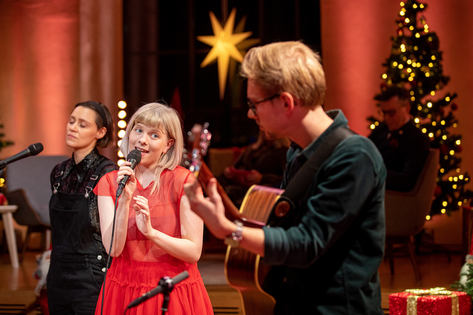 Ønsket god jul med Aurora, humor og gjester | Aktuelt | UiB