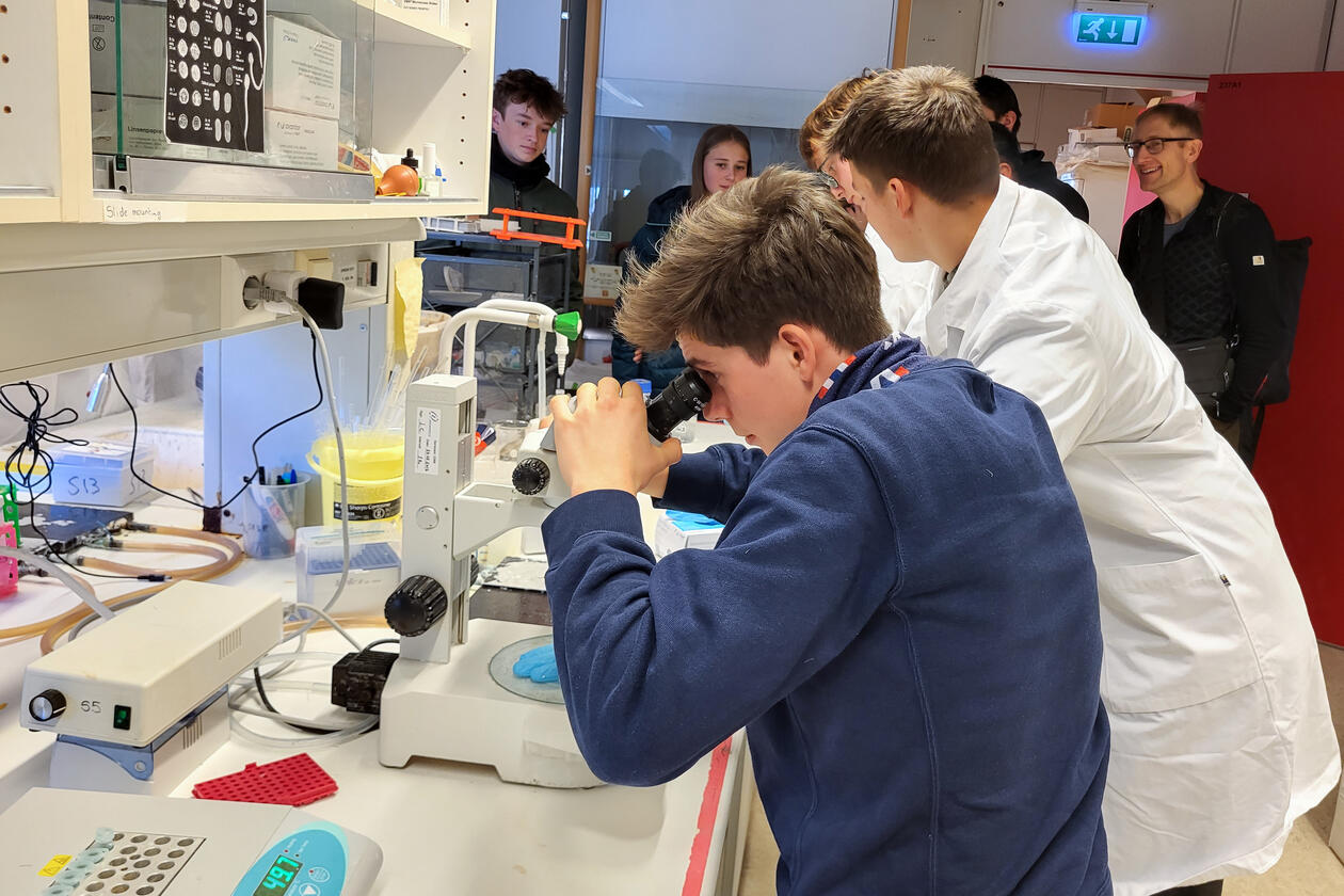 Voss VGS students visit the Chatzigeorgiou lab | Michael Sars Centre | UiB