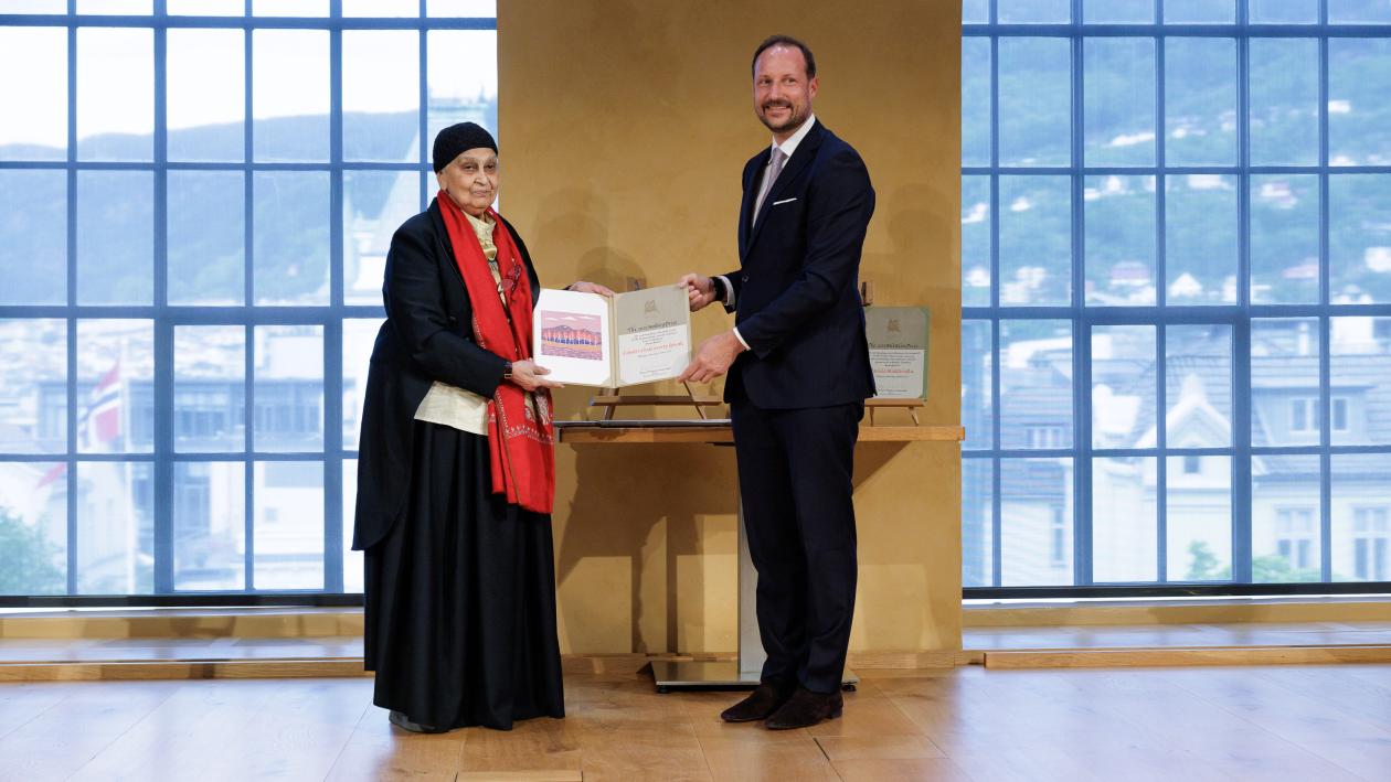 Holbergprisen overrakt til professor Gayatri Chakravorty Spivak ...