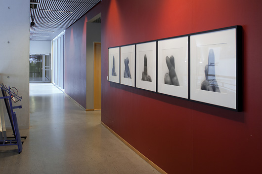 Selvportrett av kryssede fingre | Kunst og hage | UiB